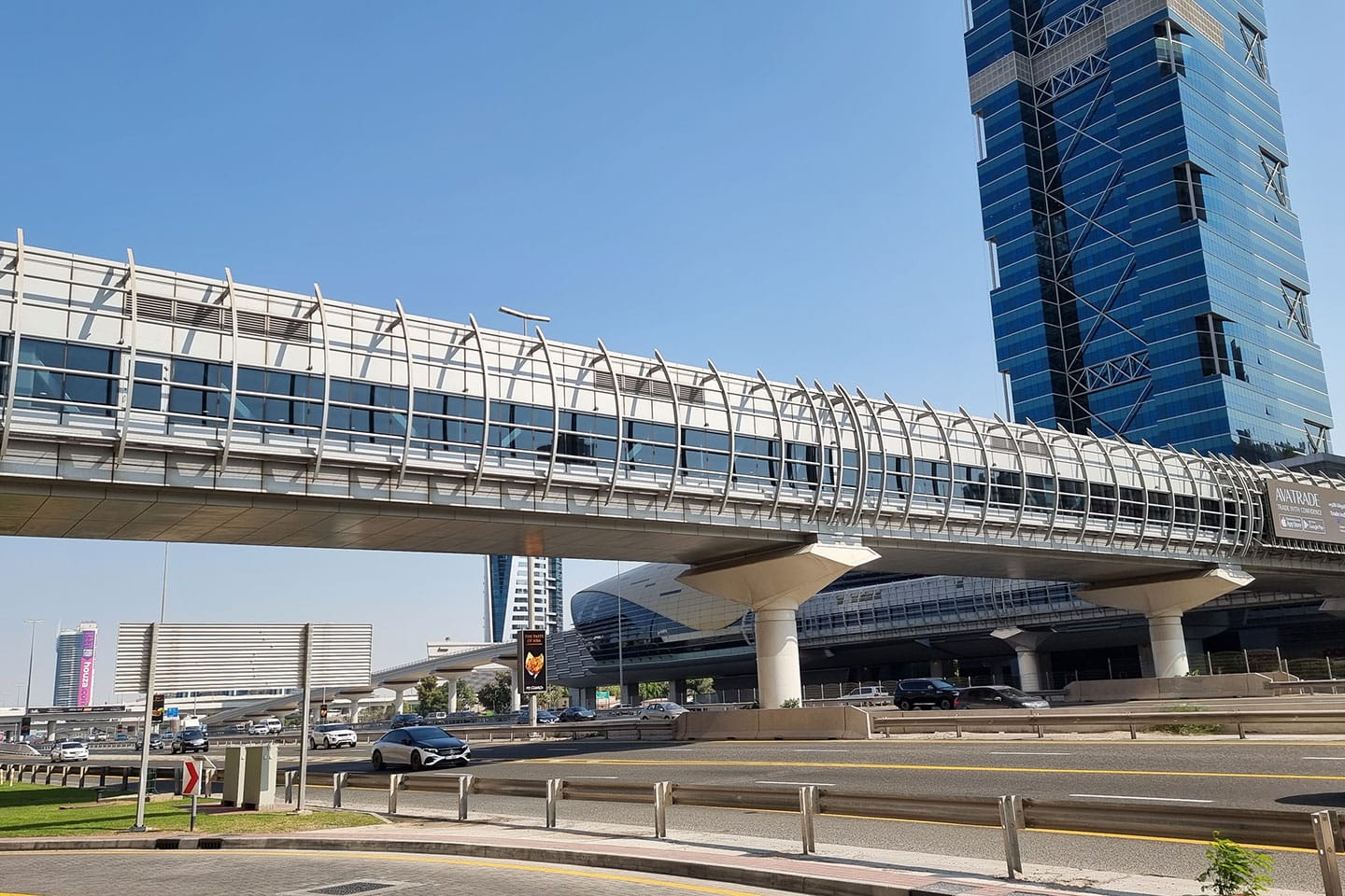 Discover the Benefits and Challenges of Smart City Living